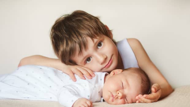 Mom Uses Big Brother as a ‘Growth Chart’ for Newborn Baby and It’s Kind ...