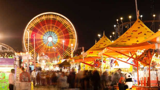 Watch 9-Year-Old Girl Beat Everyone At Carnival Strength Test Game ...
