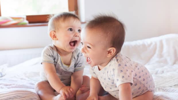 Twin Baby Girls 'Fighting' Over Water Bottle Are Full of Sibling ...