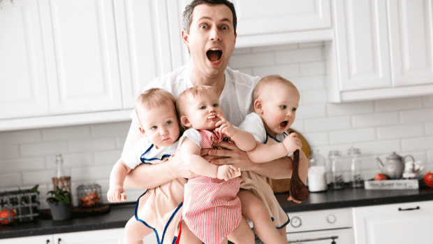 Dad Proves Adage 'Many Hands Make Light Work' Isn't True With Triplets ...