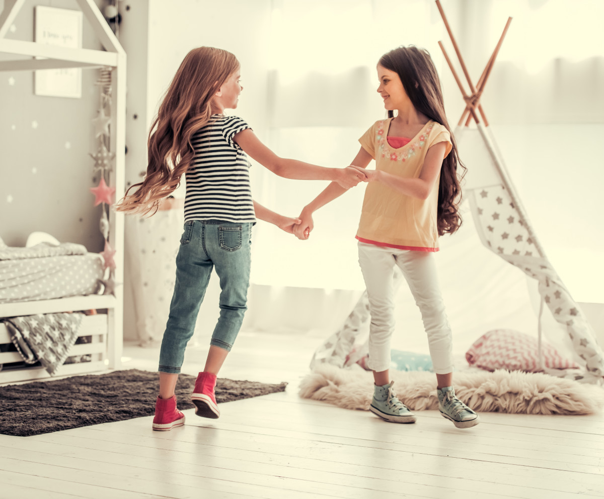 Watch the Moment These Two Little “Weirdo” Girls Become BFFs - WeHaveKids