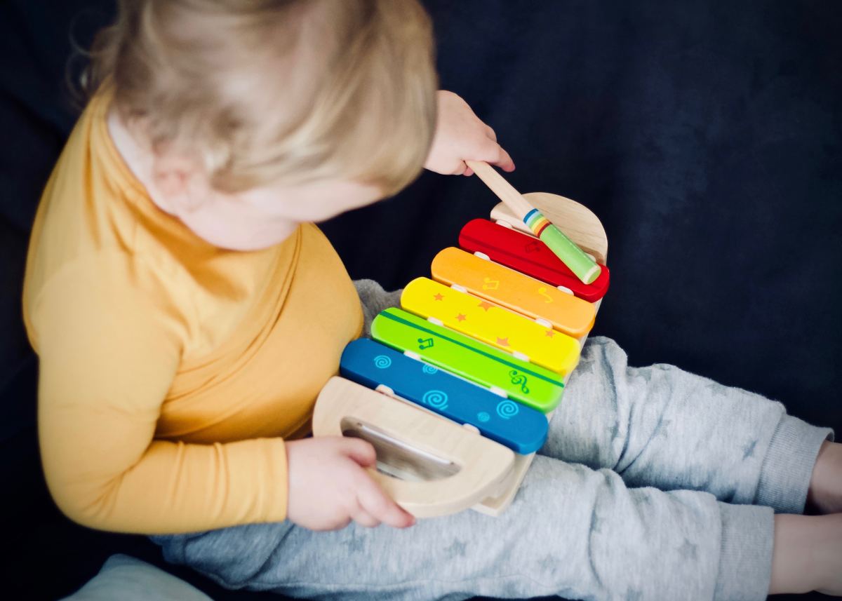 Toddler's Funny Reaction to the Sound of a Creaking Table Is Pure ...