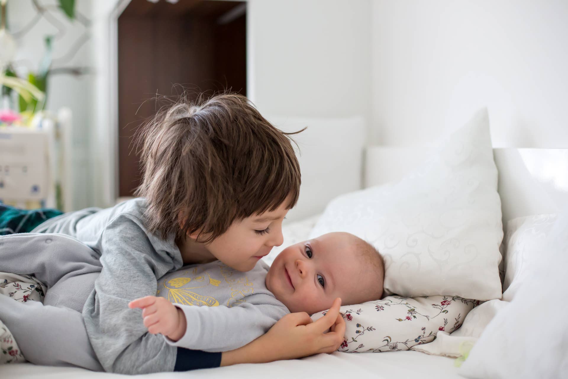 Parents Capture New Big Brother Whispering to Newborn and It’s the Best ...
