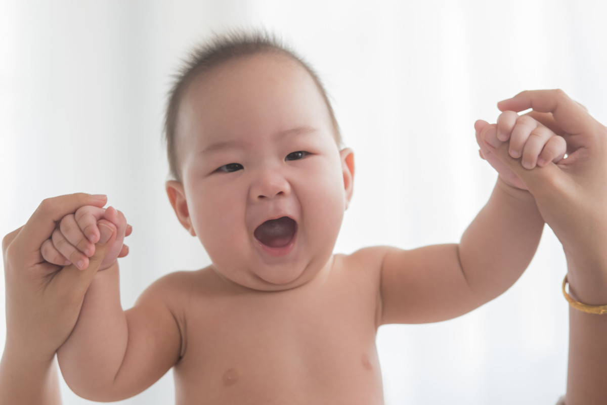 Baby's Upper Arm Strength Is Pretty Amazing - WeHaveKids