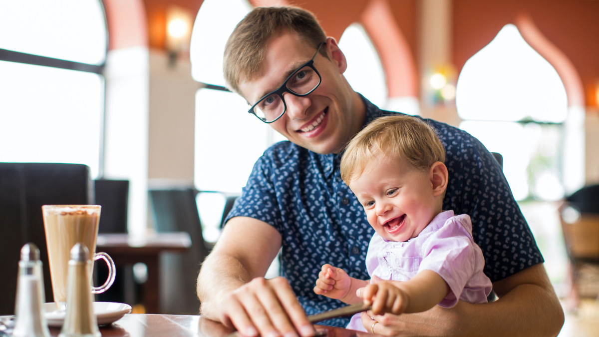 Boy Gets Surprise Visit from Dad at Lunch and His Face Says It All ...