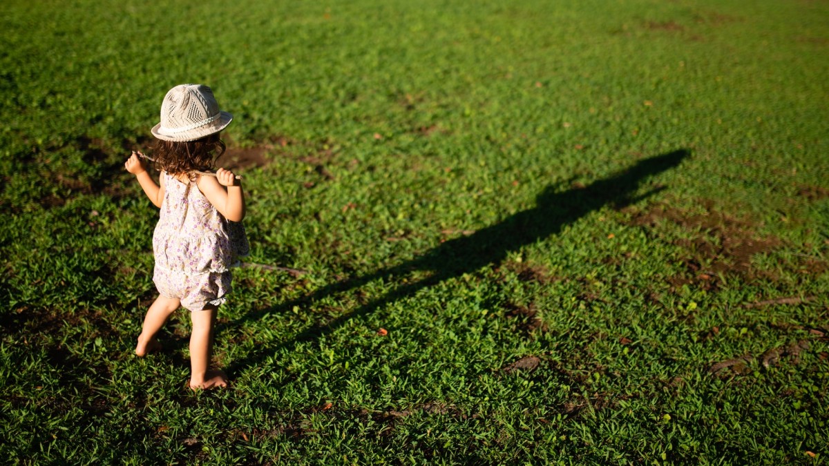 Baby Discovers His Shadow and It’s the Most Adorable Thing Ever ...