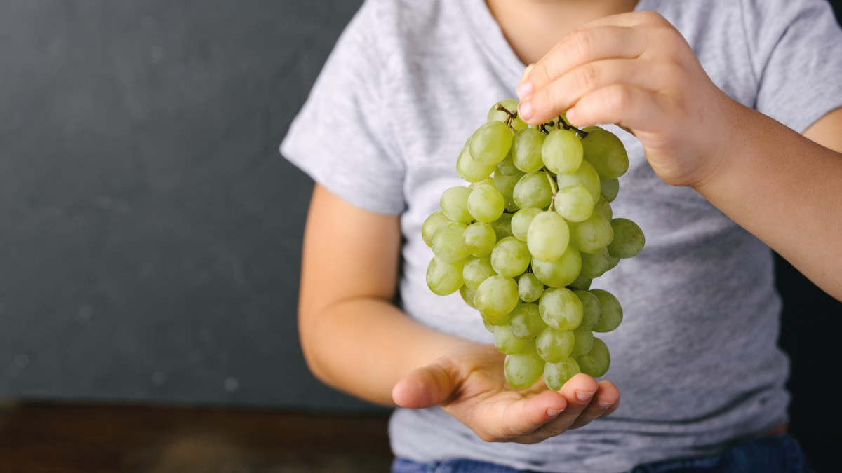 Mom Shares Brilliant Grape Hack All Moms Will Appreciate - WeHaveKids News