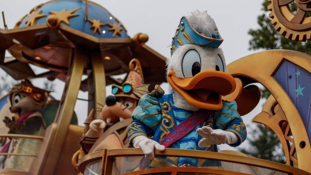 Tigger Gives Toddler 'Donald Duck' Adorable Lesson in Jumping During ...