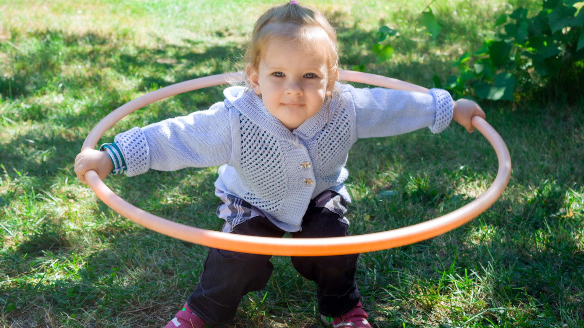 Simple 'Hula Hoop' Trick Is Perfect for Babies Who Are Just Learning to ...