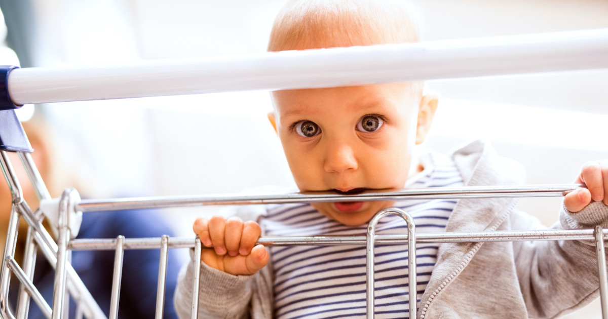 Toddler Singing His Heart Out on Shopping Trip Doesn't Have a Care in ...