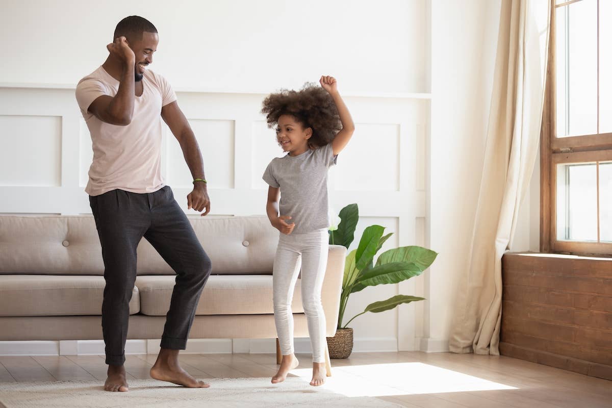 Toddler Immediate Shuts Down Dad’s Dance Moves - WeHaveKids